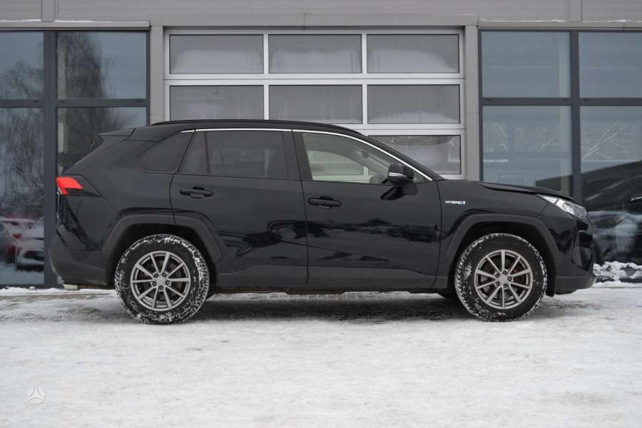 Black Toyota RAV4 2019 in Vilnius, with an engine capacity of 2.49 L and mileage of 120 thousand km for 18500 €, photo 1 on AUTOMOTO.COM.LV