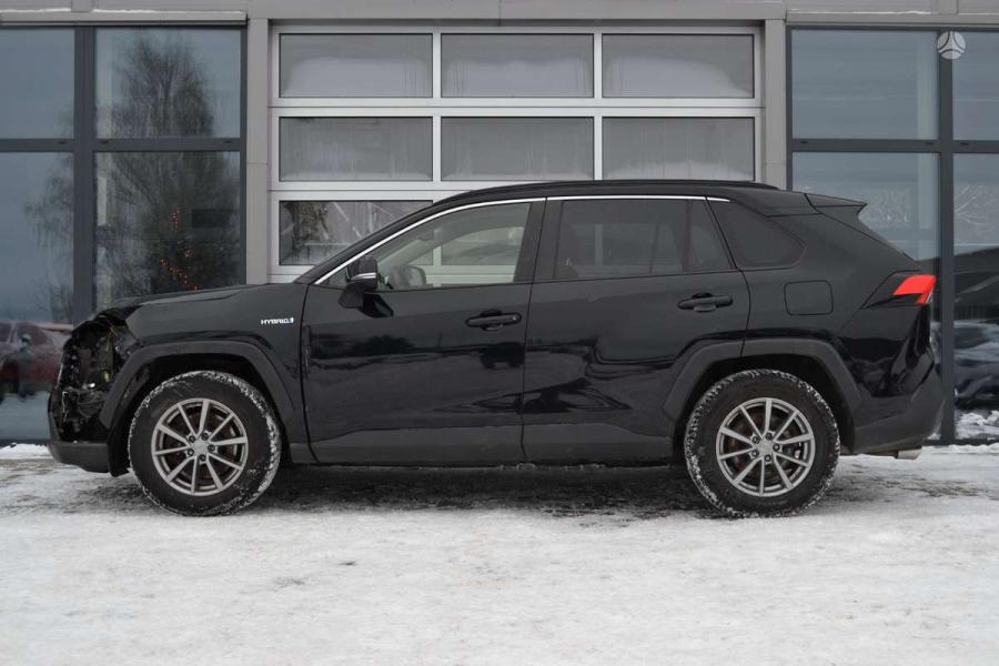 Black Toyota RAV4 2019 in Vilnius, with an engine capacity of 2.49 L and mileage of 120 thousand km for 18500 €, photo 2 on AUTOMOTO.COM.LV