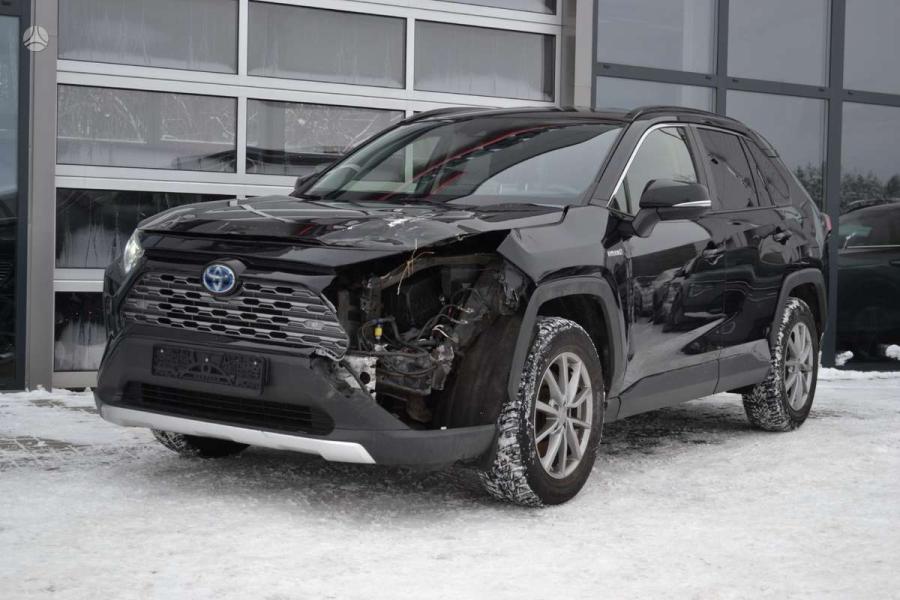 Black Toyota RAV4 2019 in Vilnius, with an engine capacity of 2.49 L and mileage of 120 thousand km for 18500 €, photo 3 on AUTOMOTO.COM.LV