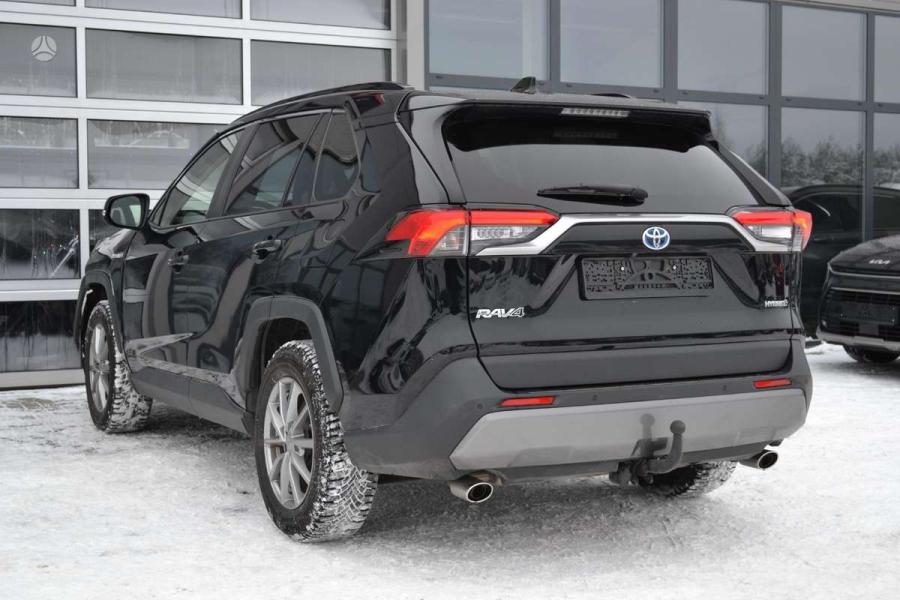Black Toyota RAV4 2019 in Vilnius, with an engine capacity of 2.49 L and mileage of 120 thousand km for 18500 €, photo 7 on AUTOMOTO.COM.LV