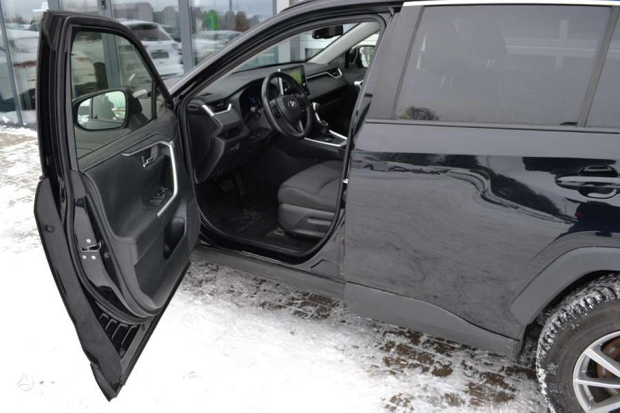 Black Toyota RAV4 2019 in Vilnius, with an engine capacity of 2.49 L and mileage of 120 thousand km for 18500 €, photo 12 on AUTOMOTO.COM.LV