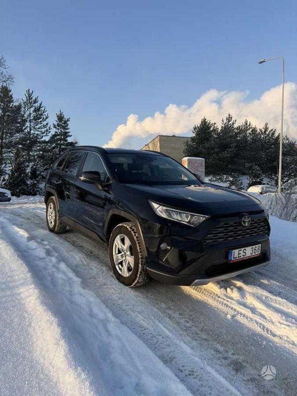 Melns Toyota RAV4 2019 Viļņa, ar dzinēja tilpumu 1.99 L un nobraukumu 115 tūkst. km par 19950 €, foto 2 vietnē AUTOMOTO.COM.LV