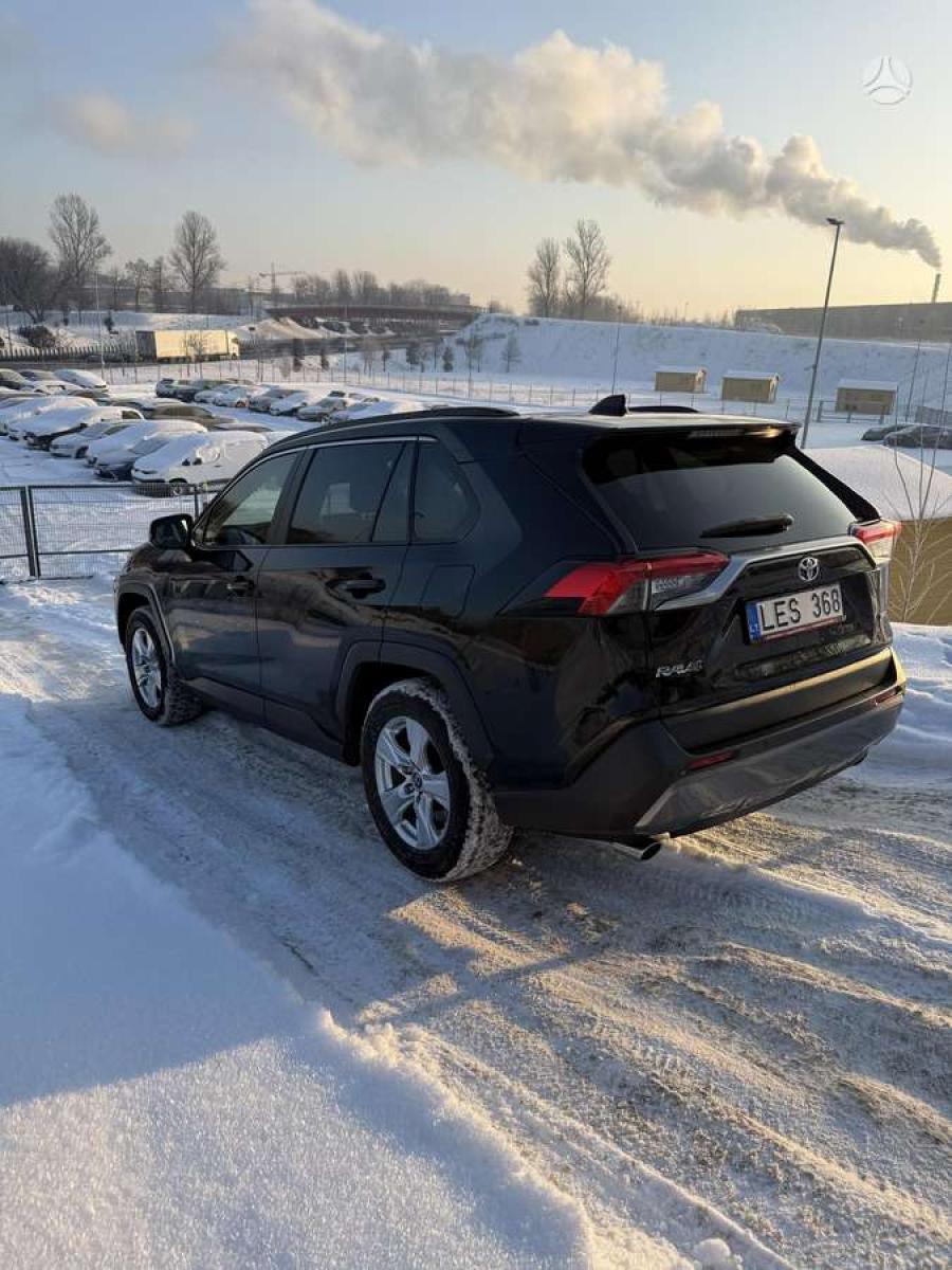 Melns Toyota RAV4 2019 Viļņa, ar dzinēja tilpumu 1.99 L un nobraukumu 115 tūkst. km par 19950 €, foto 3 vietnē AUTOMOTO.COM.LV