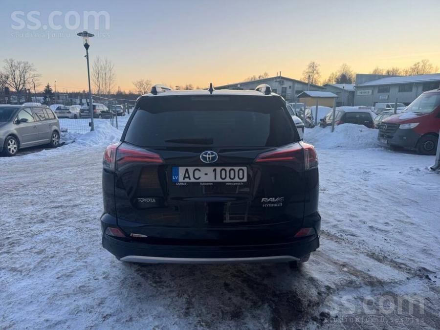 Black Toyota RAV4 2019 in Riga, with an engine capacity of 2.50 L and mileage of 132 thousand km for 19900 €, photo 5 on AUTOMOTO.COM.LV