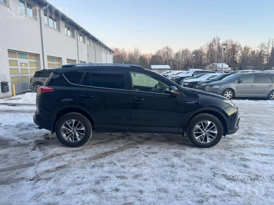 Black Toyota RAV4 2019 in Riga, with an engine capacity of 2.50 L and mileage of 132 thousand km for 19900 €, photo 7 on AUTOMOTO.COM.LV