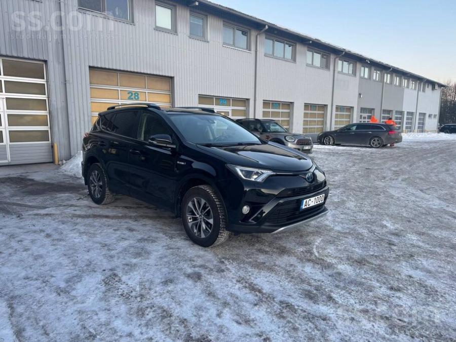 Black Toyota RAV4 2019 in Riga, with an engine capacity of 2.50 L and mileage of 132 thousand km for 19900 €, photo 8 on AUTOMOTO.COM.LV