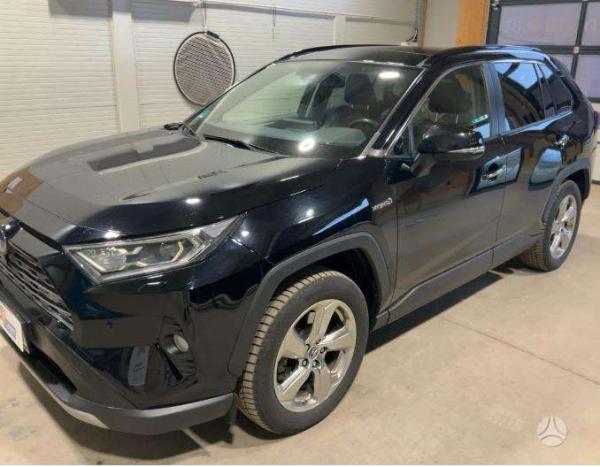 Black Toyota RAV4 2019 in Vilnius, with an engine capacity of 2.50 L and mileage of 200 thousand km for 21900 €, photo 1 on AUTOMOTO.COM.LV