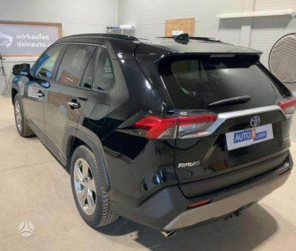Black Toyota RAV4 2019 in Vilnius, with an engine capacity of 2.50 L and mileage of 200 thousand km for 21900 €, photo 4 on AUTOMOTO.COM.LV