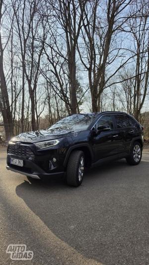 Melns Toyota RAV4 2019 Viļņa, ar dzinēja tilpumu 2.00 L un nobraukumu 112 tūkst. km par 25200 €, foto 2 vietnē AUTOMOTO.COM.LV