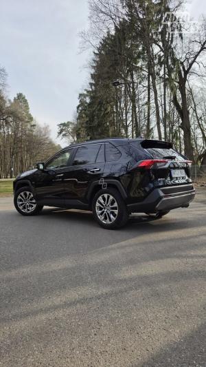 Melns Toyota RAV4 2019 Viļņa, ar dzinēja tilpumu 2.00 L un nobraukumu 112 tūkst. km par 25200 €, foto 3 vietnē AUTOMOTO.COM.LV