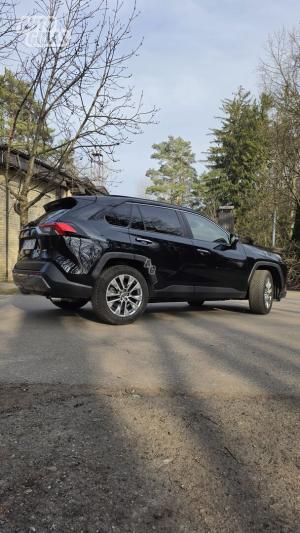 Melns Toyota RAV4 2019 Viļņa, ar dzinēja tilpumu 2.00 L un nobraukumu 112 tūkst. km par 25200 €, foto 4 vietnē AUTOMOTO.COM.LV
