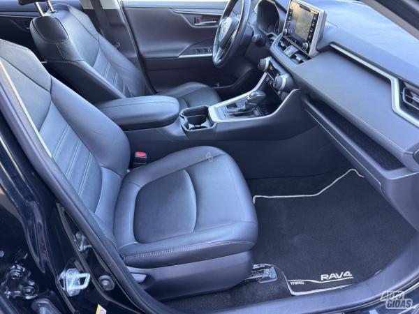 Black Toyota RAV4 2019 in Avizieniai, with an engine capacity of 2.50 L and mileage of 55 thousand km for 28500 €, photo 8 on AUTOMOTO.COM.LV