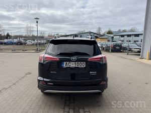 Black Toyota RAV4 2019 in Riga, with an engine capacity of 2.50 L and mileage of 132 thousand km for 18000 €, photo 6 on AUTOMOTO.COM.LV