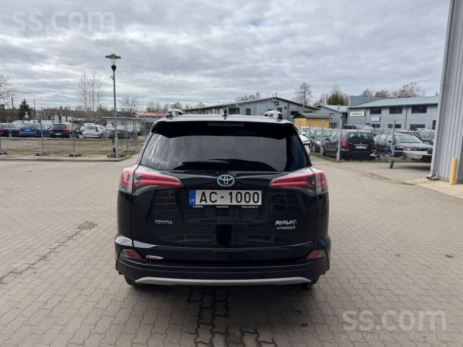 Black Toyota RAV4 2019 in Riga, with an engine capacity of 2.50 L and mileage of 132 thousand km for 18000 €, photo 6 on AUTOMOTO.COM.LV