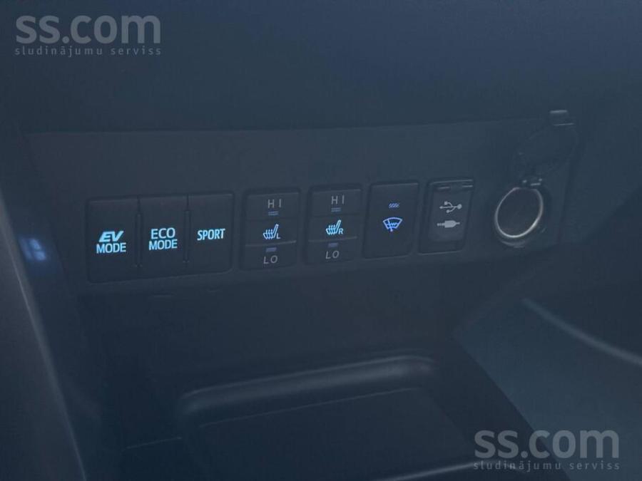 Black Toyota RAV4 2019 in Riga, with an engine capacity of 2.50 L and mileage of 132 thousand km for 18000 €, photo 15 on AUTOMOTO.COM.LV