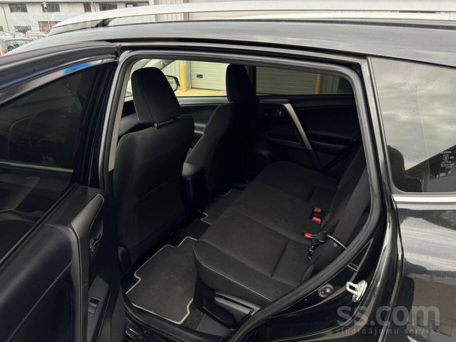 Black Toyota RAV4 2019 in Riga, with an engine capacity of 2.50 L and mileage of 132 thousand km for 18000 €, photo 23 on AUTOMOTO.COM.LV