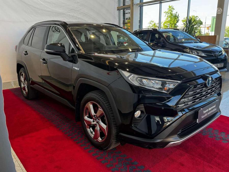 Black Toyota RAV4 2019 in Siauliai, with an engine capacity of 2.49 L and mileage of 127 thousand km for 23900 €, photo 3 on AUTOMOTO.COM.LV