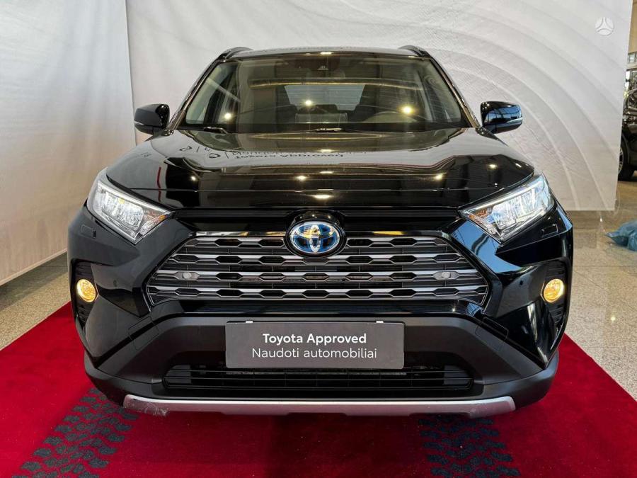 Black Toyota RAV4 2019 in Siauliai, with an engine capacity of 2.49 L and mileage of 127 thousand km for 23900 €, photo 4 on AUTOMOTO.COM.LV