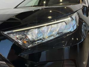 Black Toyota RAV4 2019 in Siauliai, with an engine capacity of 2.49 L and mileage of 127 thousand km for 23900 €, photo 5 on AUTOMOTO.COM.LV