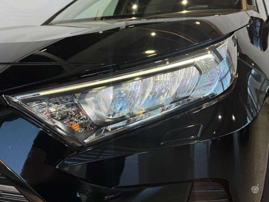Black Toyota RAV4 2019 in Siauliai, with an engine capacity of 2.49 L and mileage of 127 thousand km for 23900 €, photo 5 on AUTOMOTO.COM.LV