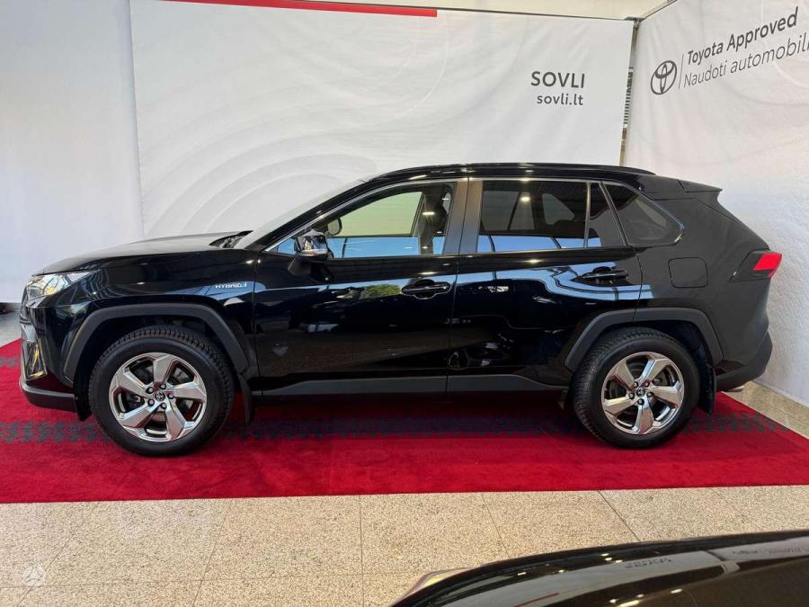 Black Toyota RAV4 2019 in Siauliai, with an engine capacity of 2.49 L and mileage of 127 thousand km for 23900 €, photo 6 on AUTOMOTO.COM.LV