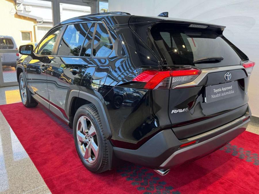 Black Toyota RAV4 2019 in Siauliai, with an engine capacity of 2.49 L and mileage of 127 thousand km for 23900 €, photo 7 on AUTOMOTO.COM.LV