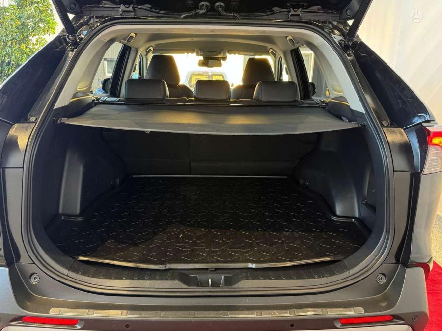 Black Toyota RAV4 2019 in Siauliai, with an engine capacity of 2.49 L and mileage of 127 thousand km for 23900 €, photo 10 on AUTOMOTO.COM.LV