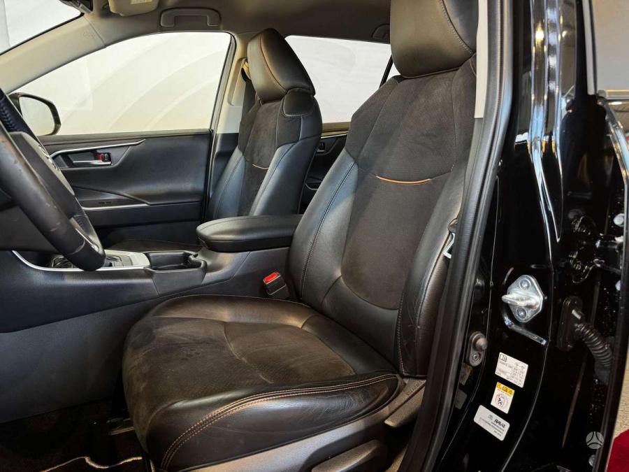 Black Toyota RAV4 2019 in Siauliai, with an engine capacity of 2.49 L and mileage of 127 thousand km for 23900 €, photo 15 on AUTOMOTO.COM.LV