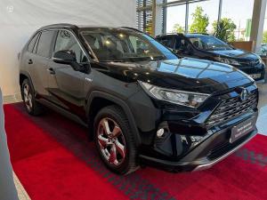 Black Toyota RAV4 2019 in Siauliai, with an engine capacity of 2.49 L and mileage of 127 thousand km for 23900 €, photo 3 on AUTOMOTO.COM.LV