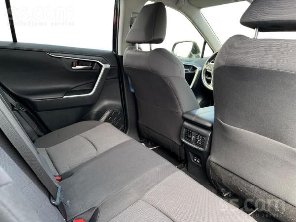 Black Toyota RAV4 2019 in Riga, with an engine capacity of 2.50 L and mileage of 81 thousand km for 27490 €, photo 7 on AUTOMOTO.COM.LV