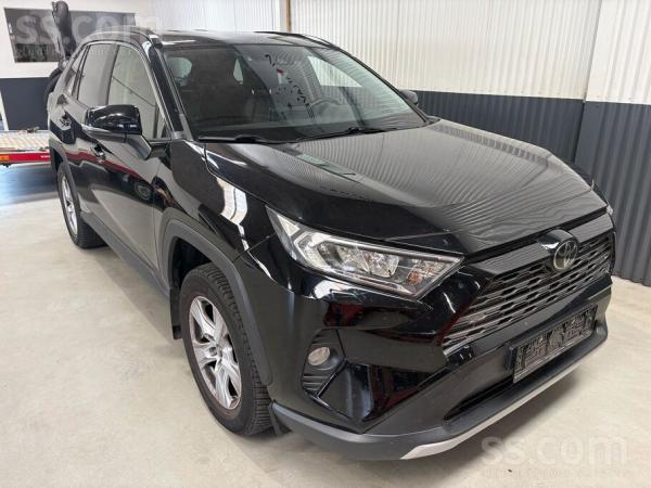 Black Toyota RAV4 2019 in Daugavpils, with an engine capacity of 2.00 L and mileage of 178 thousand km for 18750 €, photo 1 on AUTOMOTO.COM.LV