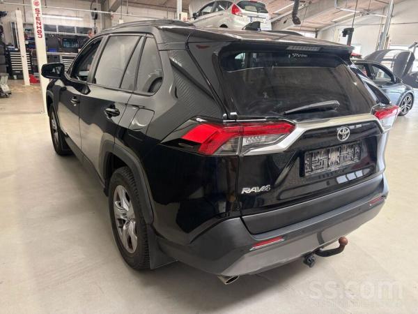 Black Toyota RAV4 2019 in Daugavpils, with an engine capacity of 2.00 L and mileage of 178 thousand km for 18750 €, photo 4 on AUTOMOTO.COM.LV