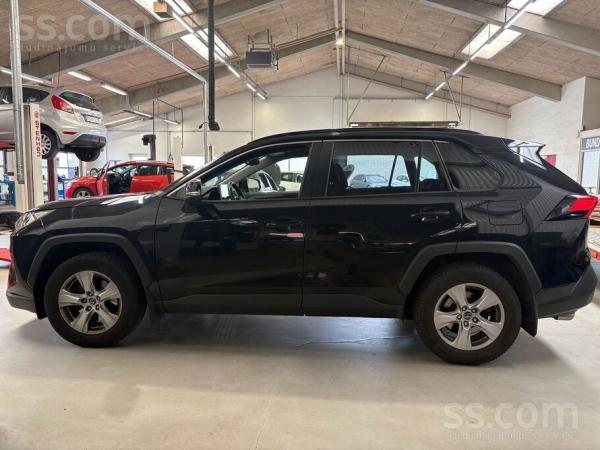 Black Toyota RAV4 2019 in Daugavpils, with an engine capacity of 2.00 L and mileage of 178 thousand km for 18750 €, photo 6 on AUTOMOTO.COM.LV