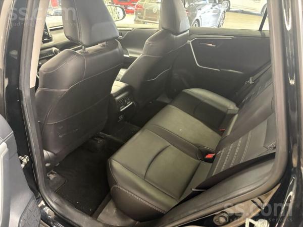 Black Toyota RAV4 2019 in Daugavpils, with an engine capacity of 2.00 L and mileage of 178 thousand km for 18750 €, photo 8 on AUTOMOTO.COM.LV