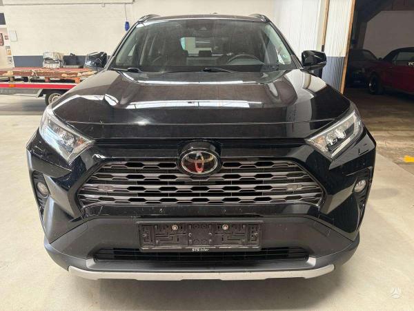 Black Toyota RAV4 2019 in Utena, with an engine capacity of 1.99 L and mileage of 179 thousand km for 18750 €, photo 2 on AUTOMOTO.COM.LV