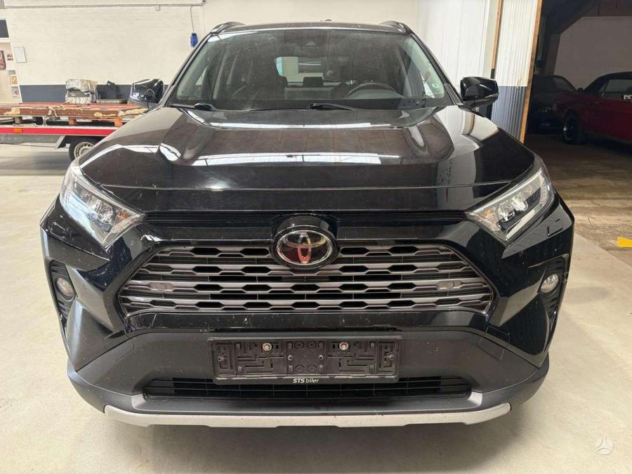Black Toyota RAV4 2019 in Utena, with an engine capacity of 1.99 L and mileage of 179 thousand km for 18750 €, photo 3 on AUTOMOTO.COM.LV