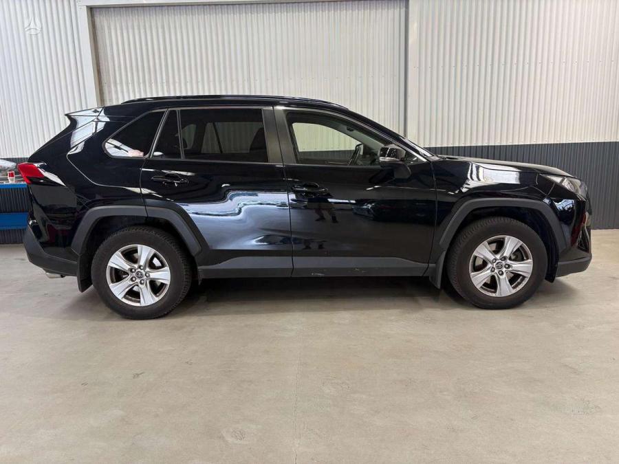 Black Toyota RAV4 2019 in Utena, with an engine capacity of 1.99 L and mileage of 179 thousand km for 18750 €, photo 4 on AUTOMOTO.COM.LV