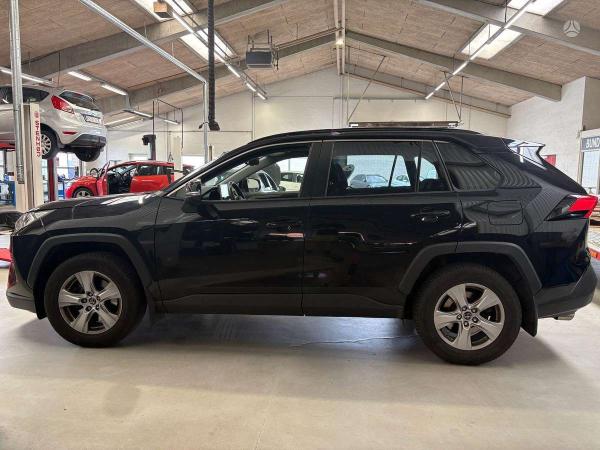 Black Toyota RAV4 2019 in Utena, with an engine capacity of 1.99 L and mileage of 179 thousand km for 18750 €, photo 4 on AUTOMOTO.COM.LV
