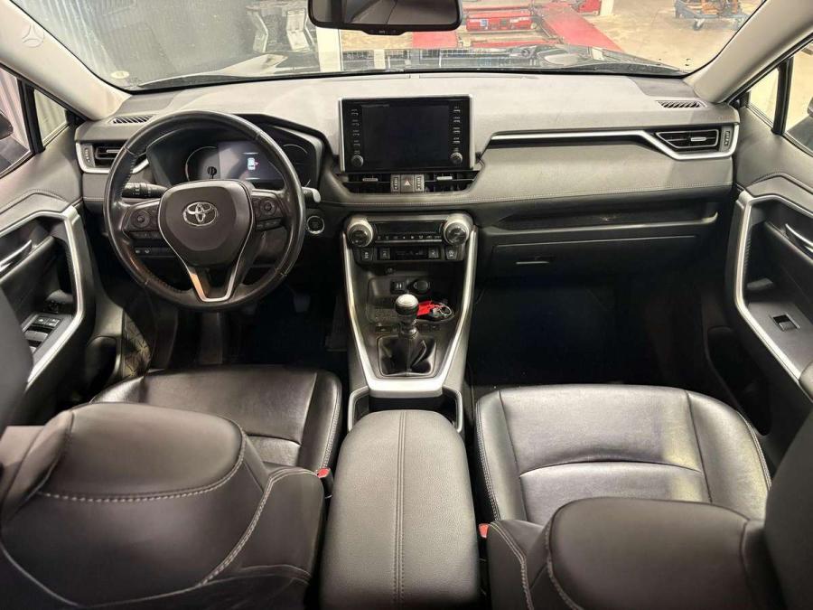 Black Toyota RAV4 2019 in Utena, with an engine capacity of 1.99 L and mileage of 179 thousand km for 18750 €, photo 10 on AUTOMOTO.COM.LV