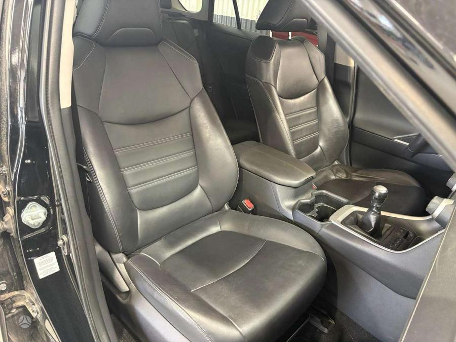 Black Toyota RAV4 2019 in Utena, with an engine capacity of 1.99 L and mileage of 179 thousand km for 18750 €, photo 11 on AUTOMOTO.COM.LV
