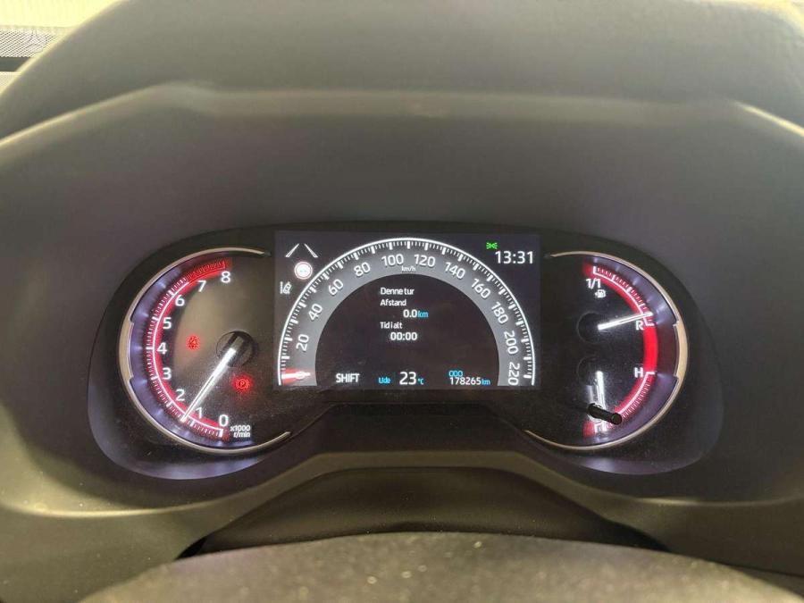 Black Toyota RAV4 2019 in Utena, with an engine capacity of 1.99 L and mileage of 179 thousand km for 18750 €, photo 12 on AUTOMOTO.COM.LV