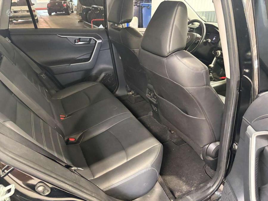 Black Toyota RAV4 2019 in Utena, with an engine capacity of 1.99 L and mileage of 179 thousand km for 18750 €, photo 13 on AUTOMOTO.COM.LV