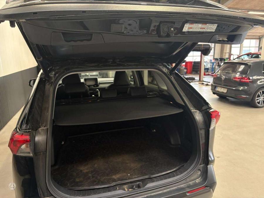 Black Toyota RAV4 2019 in Utena, with an engine capacity of 1.99 L and mileage of 179 thousand km for 18750 €, photo 14 on AUTOMOTO.COM.LV