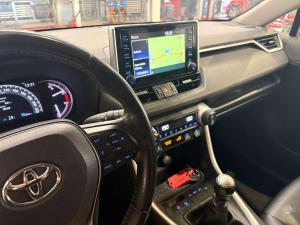 Black Toyota RAV4 2019 in Utena, with an engine capacity of 1.99 L and mileage of 179 thousand km for 18750 €, photo 17 on AUTOMOTO.COM.LV