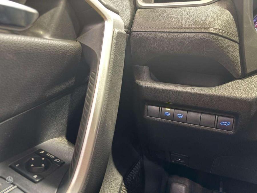 Black Toyota RAV4 2019 in Utena, with an engine capacity of 1.99 L and mileage of 179 thousand km for 18750 €, photo 20 on AUTOMOTO.COM.LV
