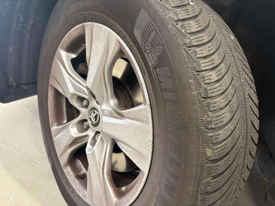 Black Toyota RAV4 2019 in Utena, with an engine capacity of 1.99 L and mileage of 179 thousand km for 18750 €, photo 23 on AUTOMOTO.COM.LV