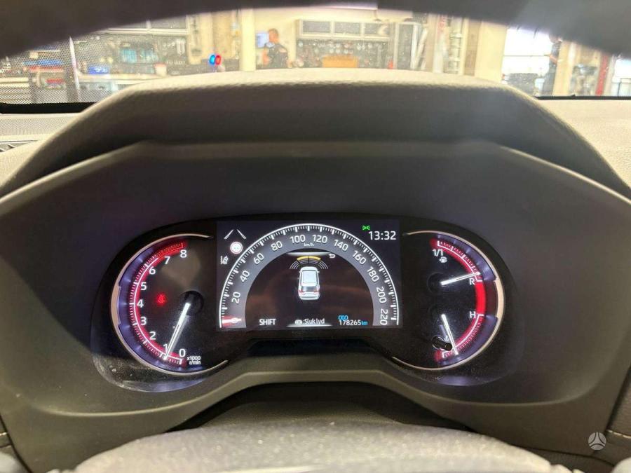 Black Toyota RAV4 2019 in Utena, with an engine capacity of 1.99 L and mileage of 179 thousand km for 18750 €, photo 25 on AUTOMOTO.COM.LV