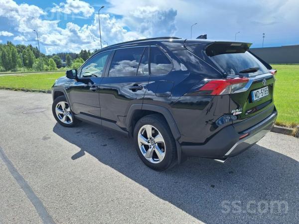 Black Toyota RAV4 2019 in Ogre, with an engine capacity of 2.50 L and mileage of 128 thousand km for 24500 €, photo 3 on AUTOMOTO.COM.LV