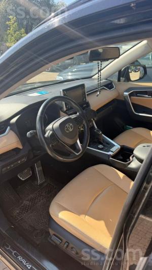 Black Toyota RAV4 2019 in Riga, with an engine capacity of 2.00 L and mileage of 70 thousand km for 25500 €, photo 6 on AUTOMOTO.COM.LV