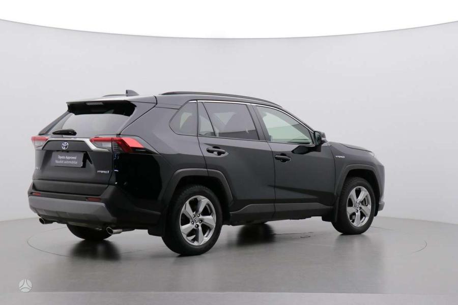 Black Toyota RAV4 2019 in Vilnius, with an engine capacity of 2.49 L and mileage of 94 thousand km for 30990 €, photo 4 on AUTOMOTO.COM.LV